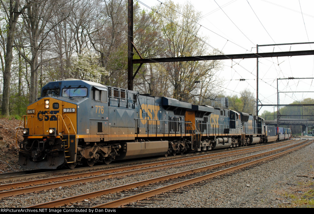 CSX ES44AH 776 leads Q034-14
